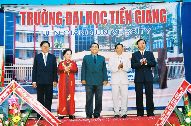 Ban Giám hiệu Trường ĐH Tiền Giang ngày đầu thành lập.